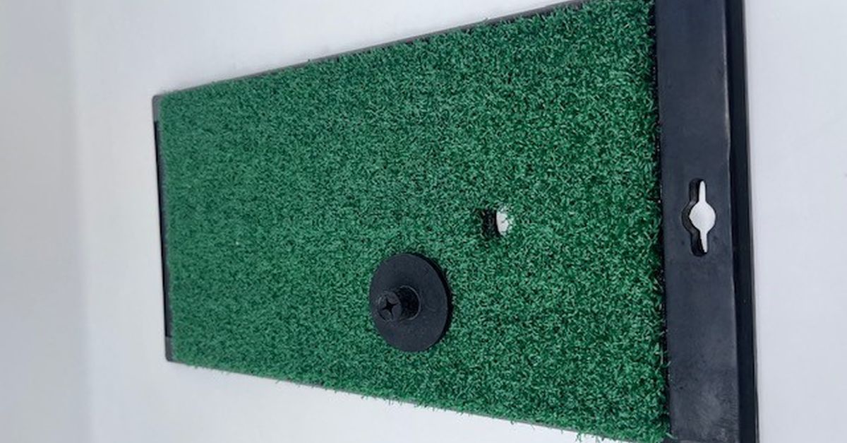 Golf fairway mat with tee holder - Huck