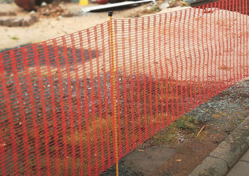 Orange Barrier Fencing with Polyester Posts - 85cm x 25m - Huck